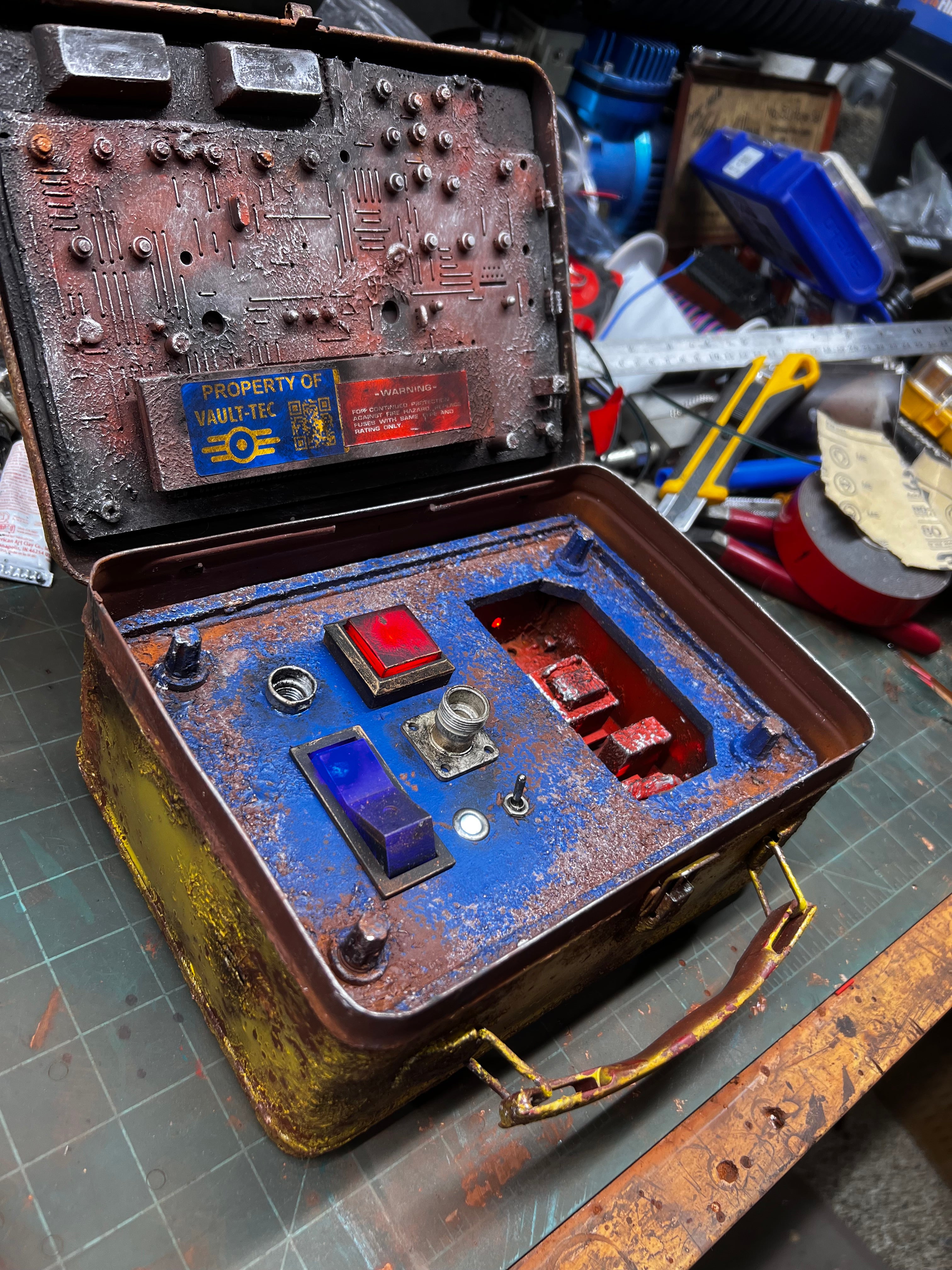 Fallout lunch box - hidden electronics inside – Props and Villainy